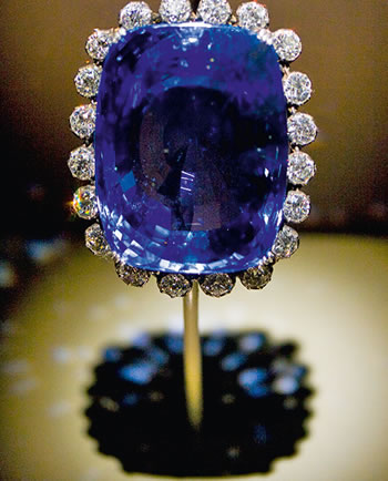 La gema que simboliza el azul del cielo – CABALLEROS DE LA VIRGEN